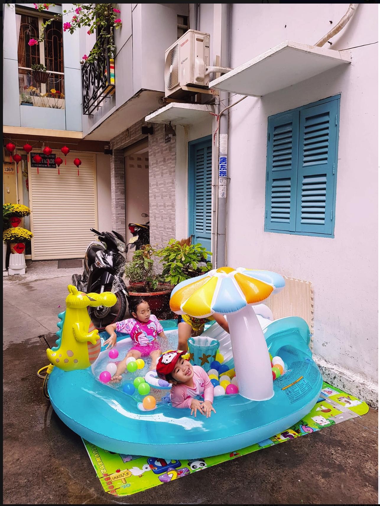 Bể bơi phao cầu trượt cá sấu có vòi phun mưa Intex 57165 - Intex Việt Nam