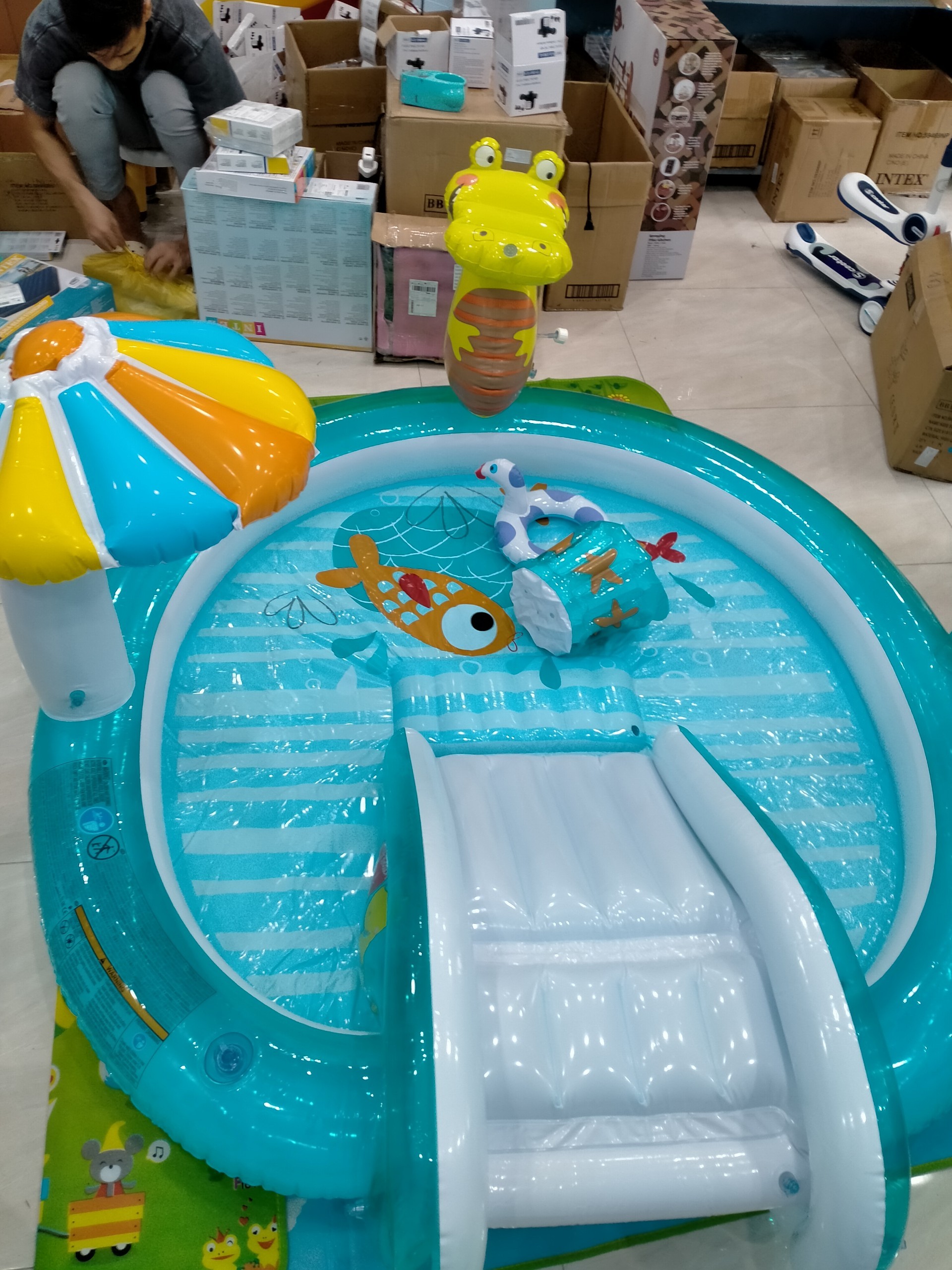 Bể bơi phao cầu trượt cá sấu có vòi phun mưa Intex 57165 - Intex Việt Nam