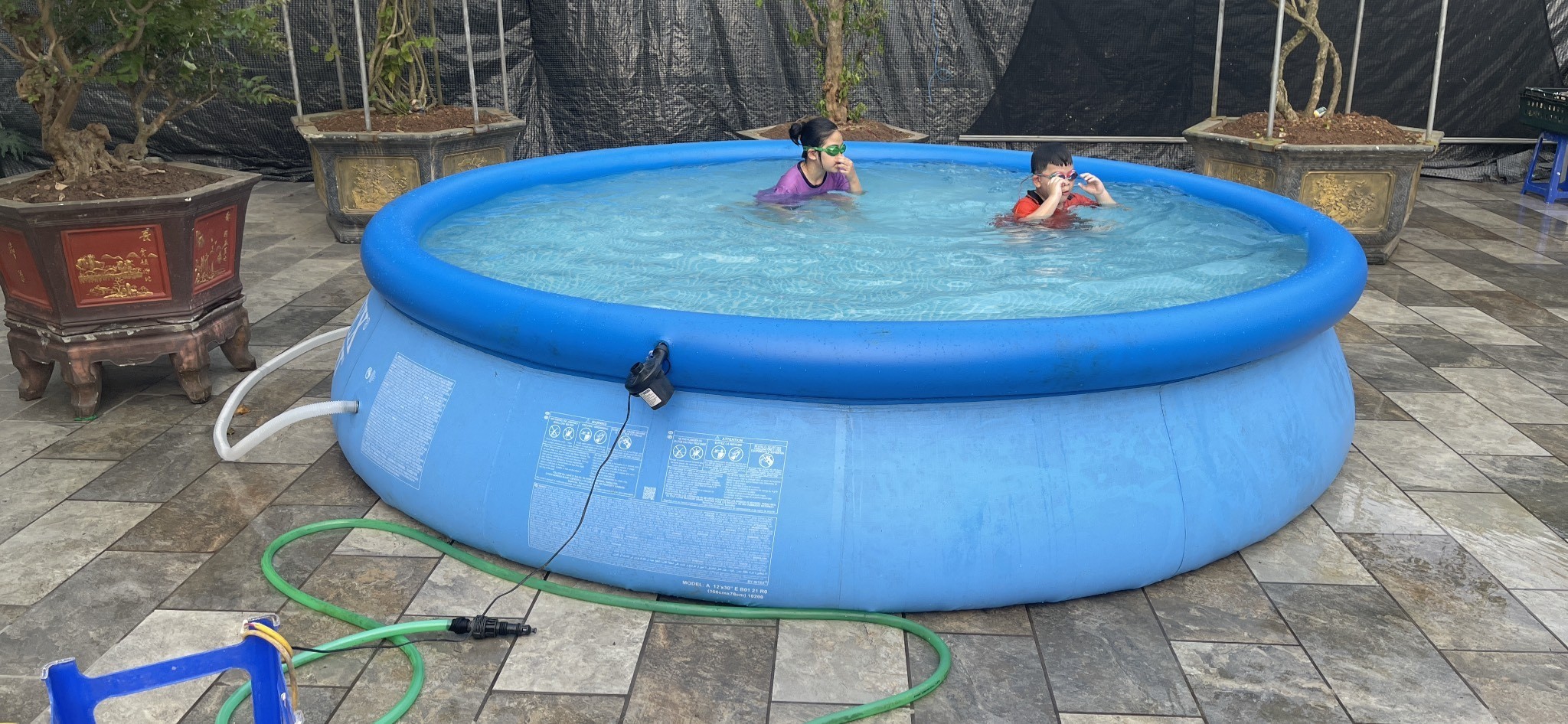 Bể bơi gia đình tròn cổ bơm hơi đường kính 3m96 INTEX 28143